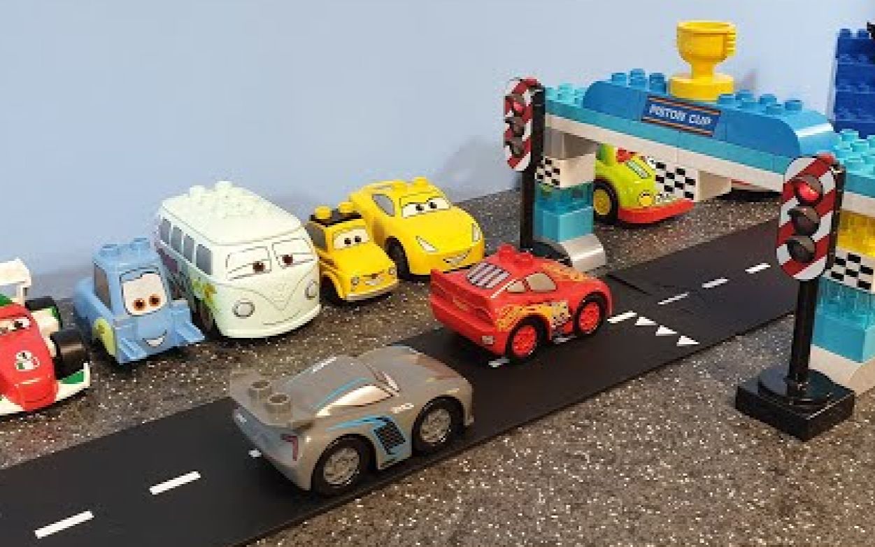 玩具车动画:各种赛车在比赛车技