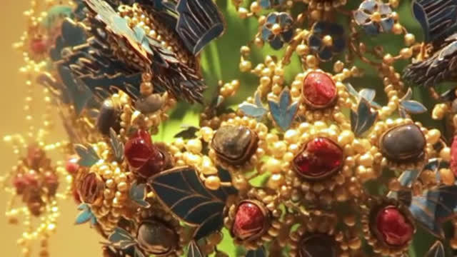 农村大妈头戴"凤冠"来鉴宝,进场后,专家:快赶紧摘下来!