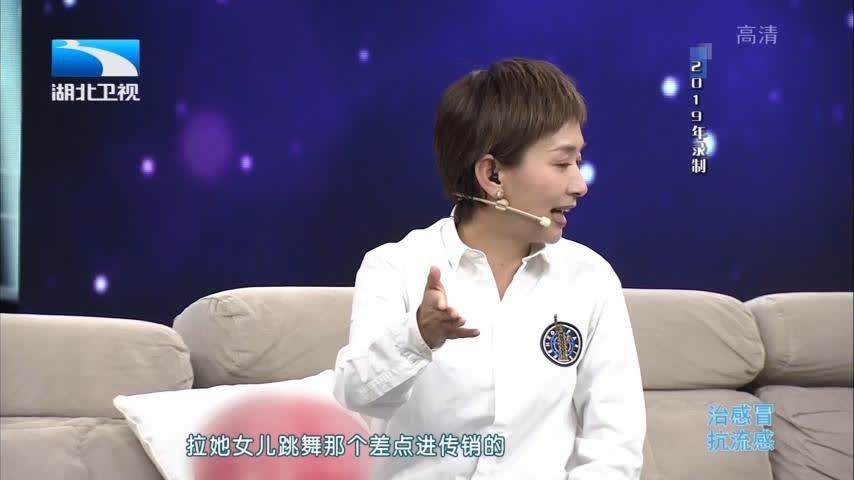 美女和妹妹表演双人钢管舞,母亲却不看好,令人不解丨大王小王