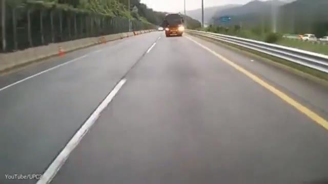 大巴车高速路失控,隧道口连追尾五车太吓人了