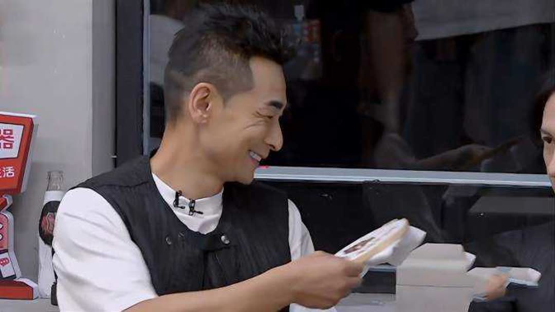 本以为张智霖三角倒立够绝!谁料下秒獒犬绝活一出,赵文卓都嗨了
