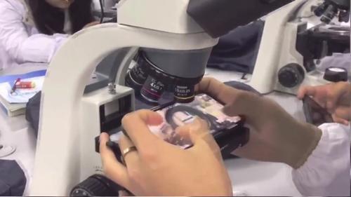 开挂选手!医学生在显微镜下玩射击游戏,八倍镜都是渣渣!