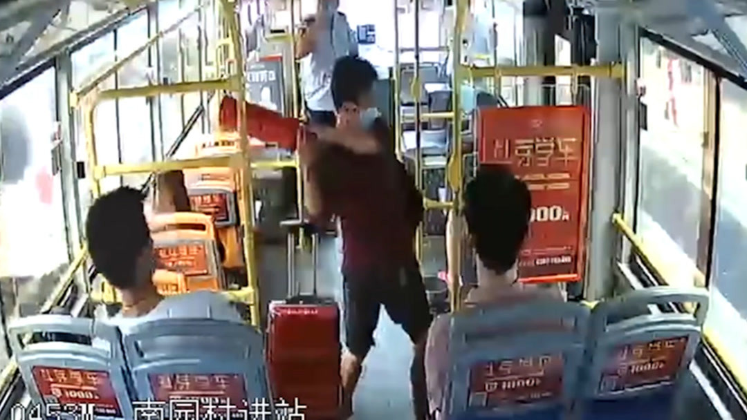 男子拿灭火器猛砸公交车,司机一键报警制服,背后原因令人傻眼