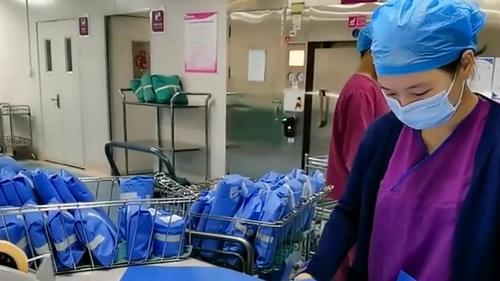 医院手术器械包包装,小姐姐的包法,感觉比包茶叶还要仔细!