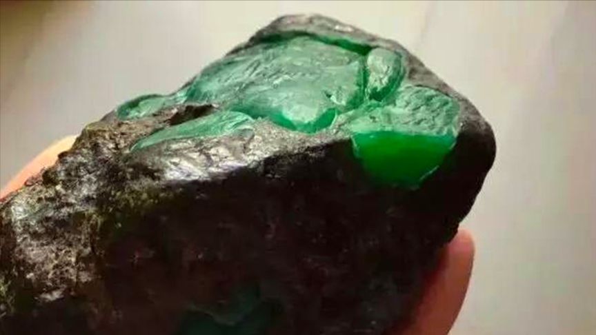 百元拿下的翡翠原石,一刀就出绿,做出一块满绿龙牌就价值十万!
