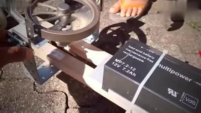 牛人发明:用陀螺仪稳定的两轮平衡车