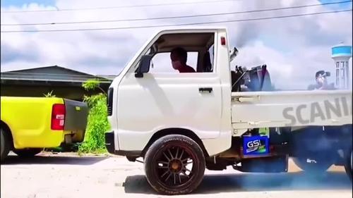 这玩意推重比得多大,司机大哥还没完成漂移,这烟雾都能拍视觉大片了