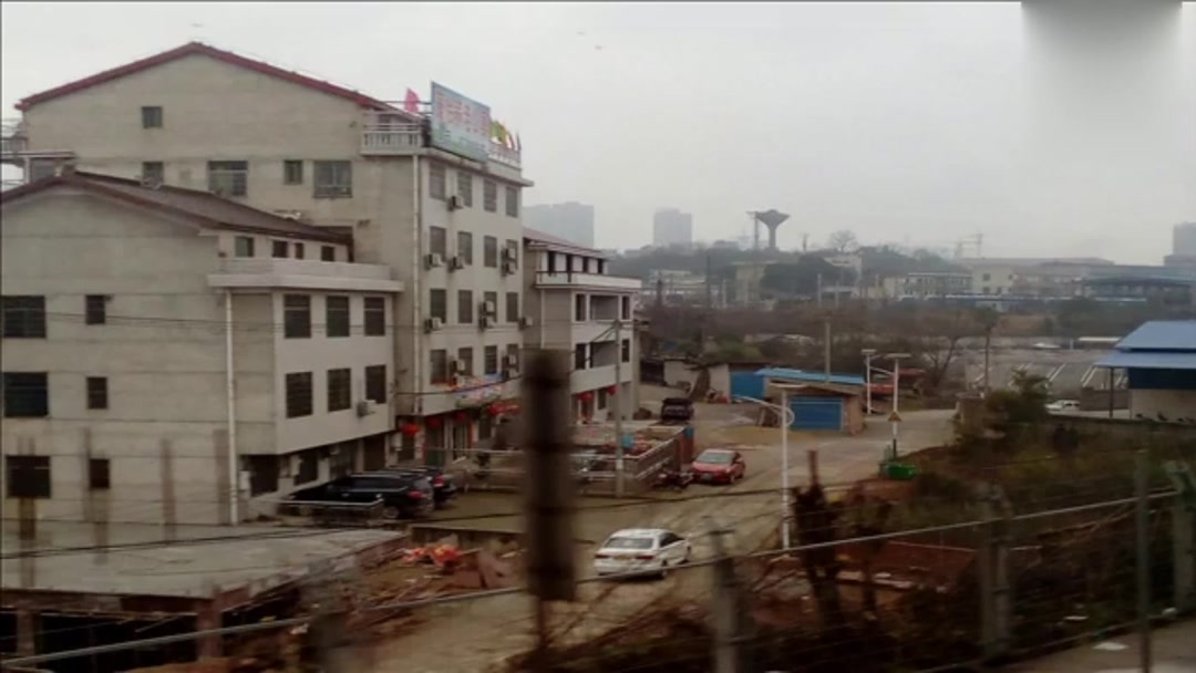 现场实拍 昆明开往济南的K492次火车通过湖南冷水江 火车工作视频