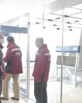 【中国疾控中心驰援绥芬河,绥芬河负压帐篷式移动实验室正在搭建中...