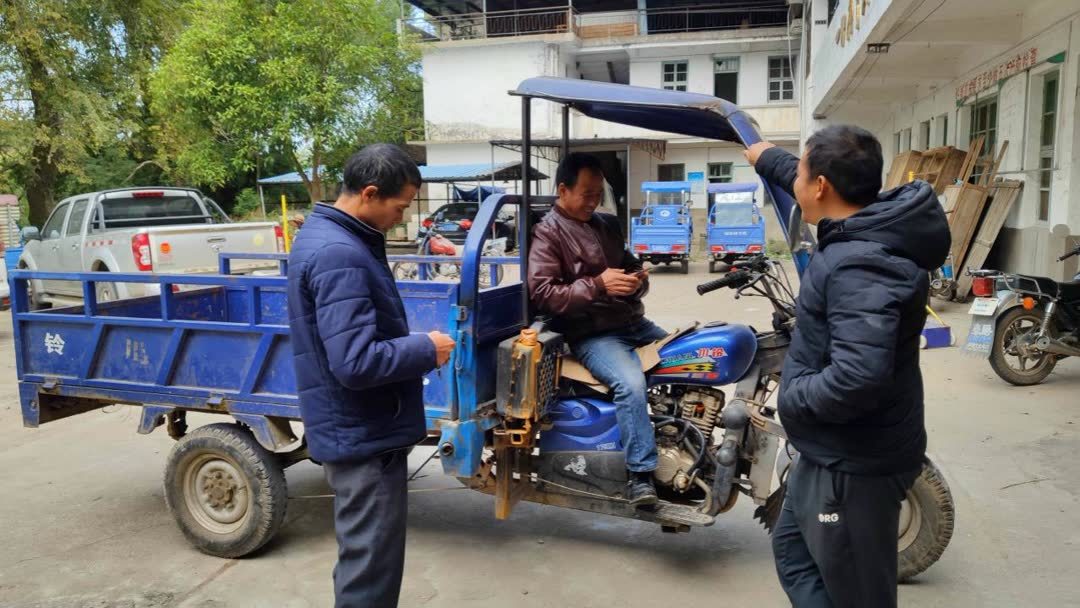 农村二手三轮车真受欢迎,这辆开价1800元,一会就成交了