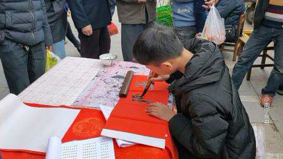 除夕节南宁江西镇赶集,一10岁小朋友现场写春联,写得太好了