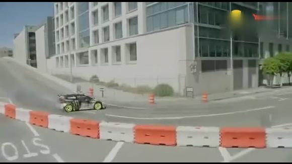 史上看得最过瘾的汽车漂移视频,全程漂移跑完市区,你们敢坐吗