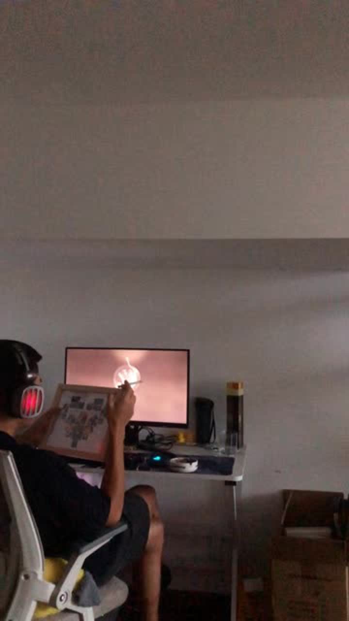 像往常一样 回到家 打开电脑剪素材练枪 在电脑旁坐着坐着想起了很多...