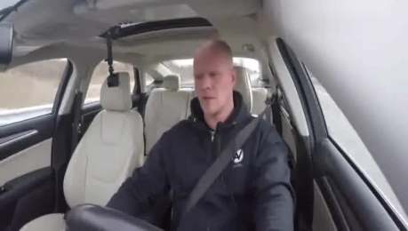 行驶中突然挂入P档会怎样?看老司机亲身示范!