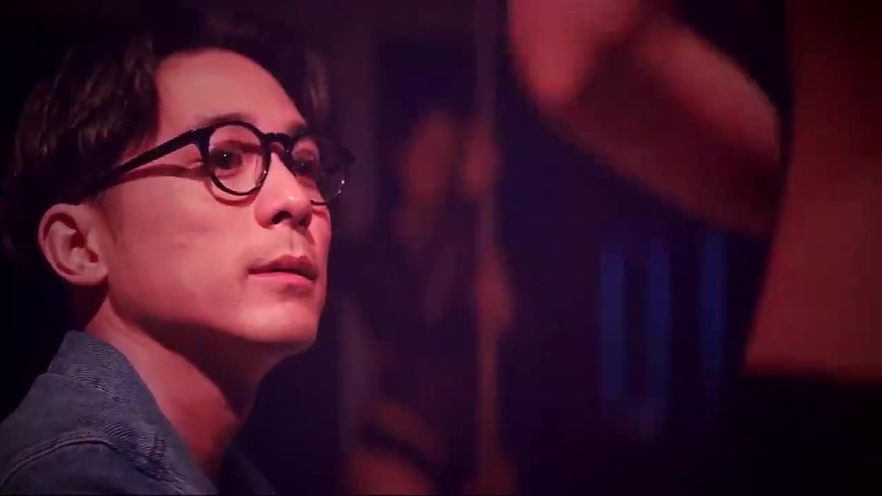 美女台上表演火辣钢管舞,老实小伙看了一眼就脸红了