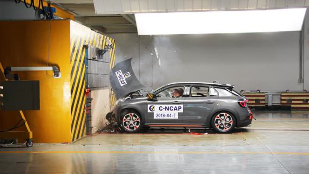 看看领克02以50公里时速正面100%碰撞后会发生什么?