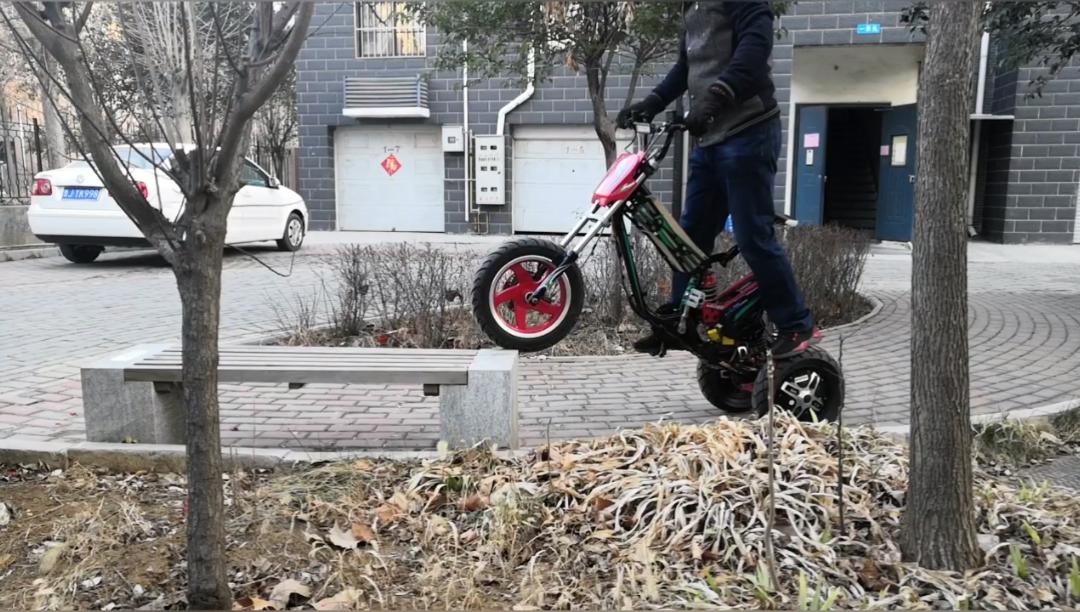 不倒翁,双级避震,智能越野电动车它来了。