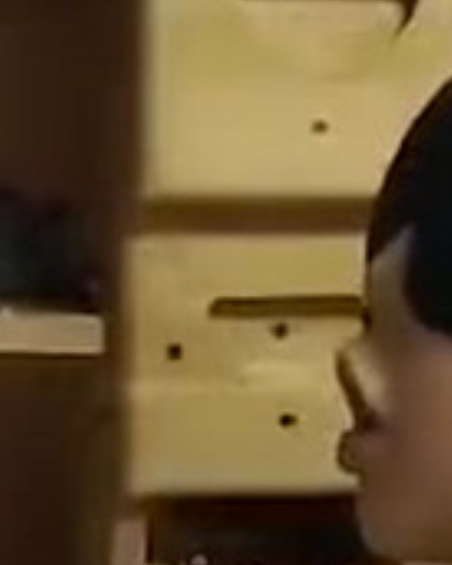 ...速读法”视频在网络引起热议,视频中孩子带着眼罩,不停翻动书本。