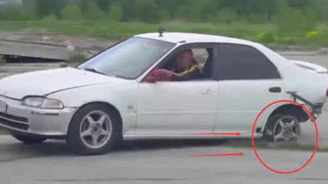 拉紧手刹汽车还能开动吗?国外大叔作死挑战,尴尬的一幕发生了!