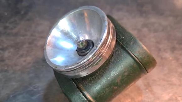 牛人修复30年代的手电筒,换上充电电池很耐用