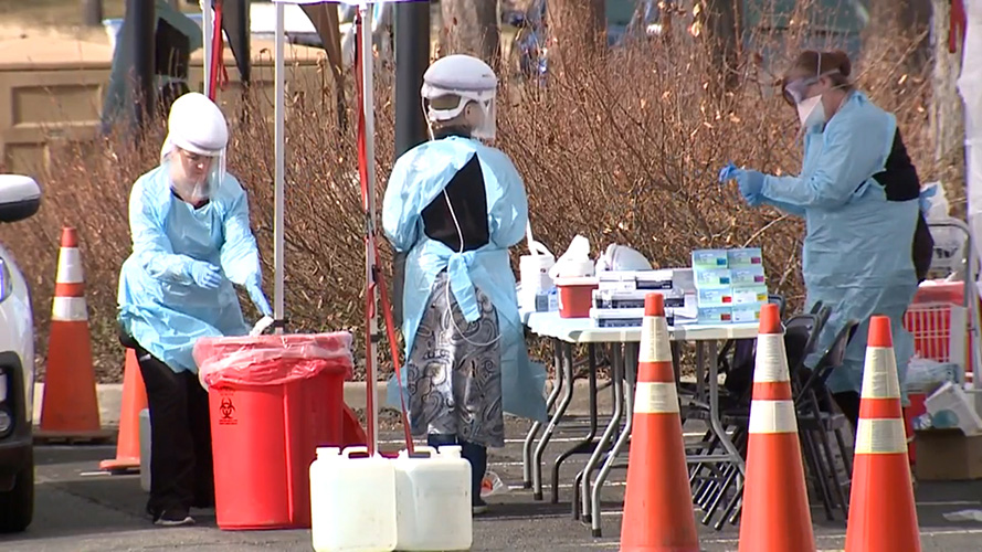 美国丹佛病毒检测开启“移动”模式 现场待检车辆排长龙