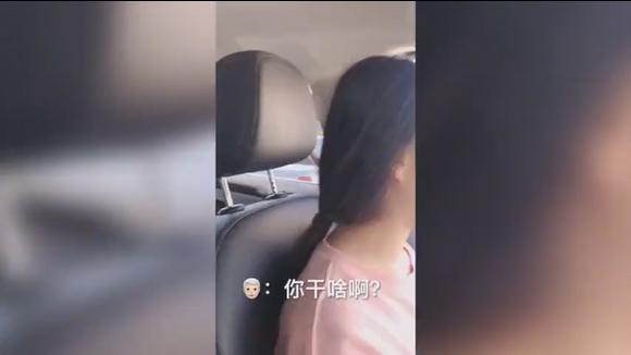哈哈,女司机倒车,八十岁爷爷都颤抖