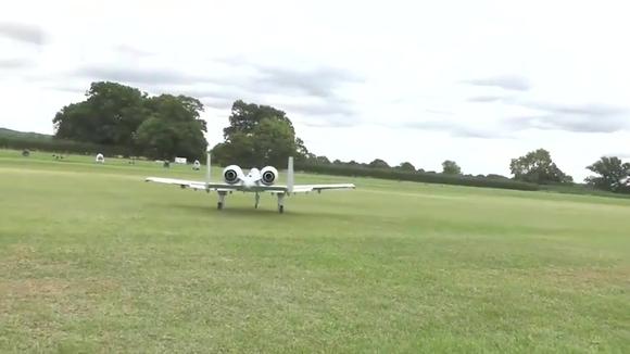 双发战机航模飞行展示,外形超凡,性能强大,不愧是经典航模