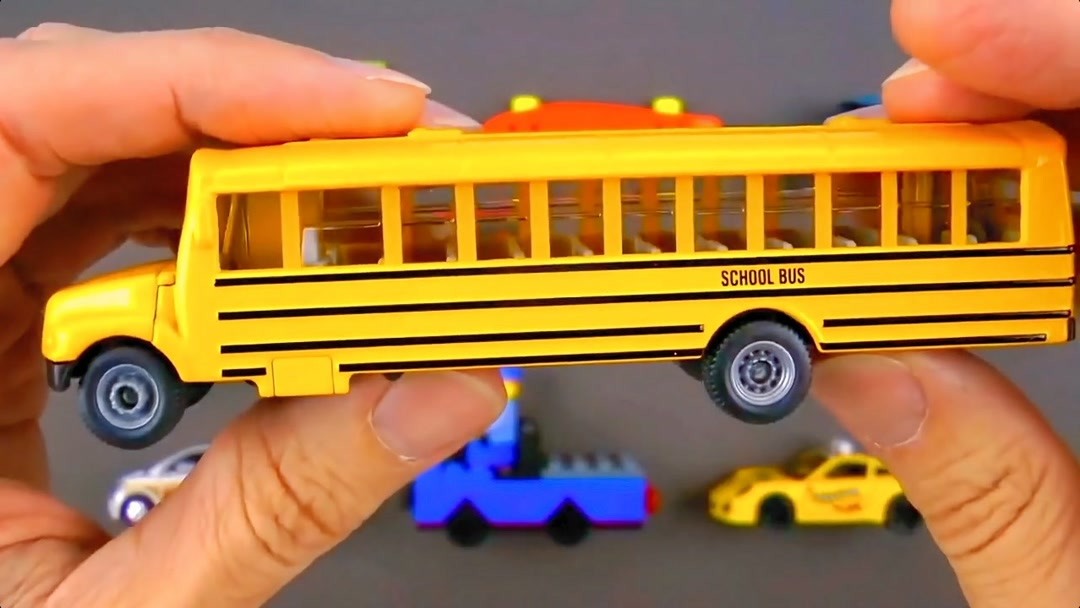 苏倩生活:校车火车电动车玩具介绍