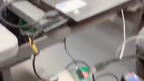 高铁座旁坐了个小哥电脑上有一堆我看不懂的数据,这是在做什么?