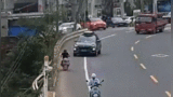 【浙江】逆行遇上不看路!男子骑车逆行被撞腾空飞下山坡