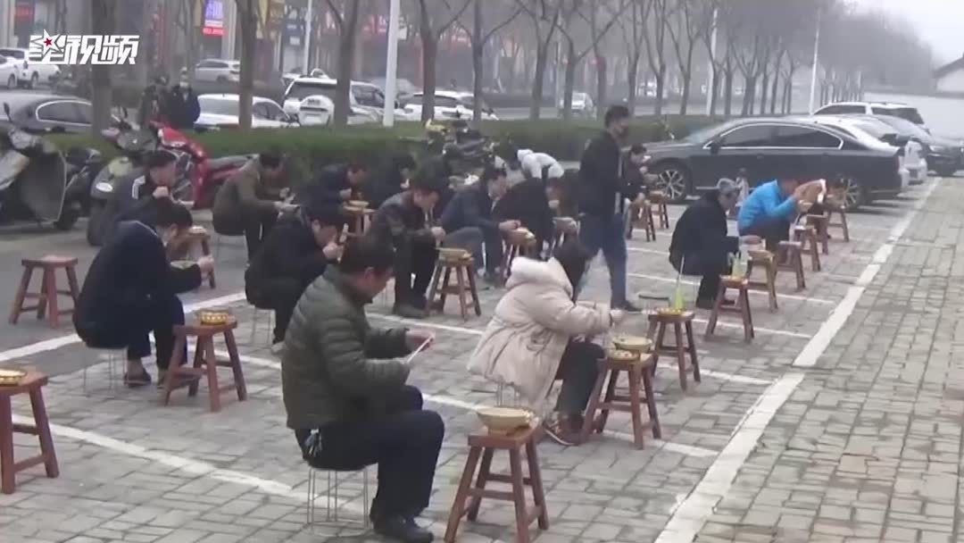 洛阳顾客坐停车位上“考场式”喝汤被叫停:影响市容,不安全