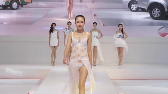 广州车展Ford美女车模白色紧身衣飘飘飘如仙