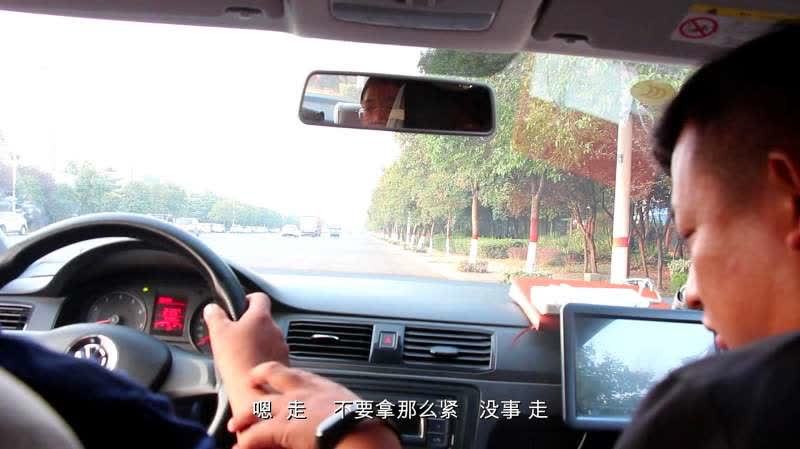大叔练车很慌:雨刮器不知关闭,教练:学会分析别人的驾驶意图!
