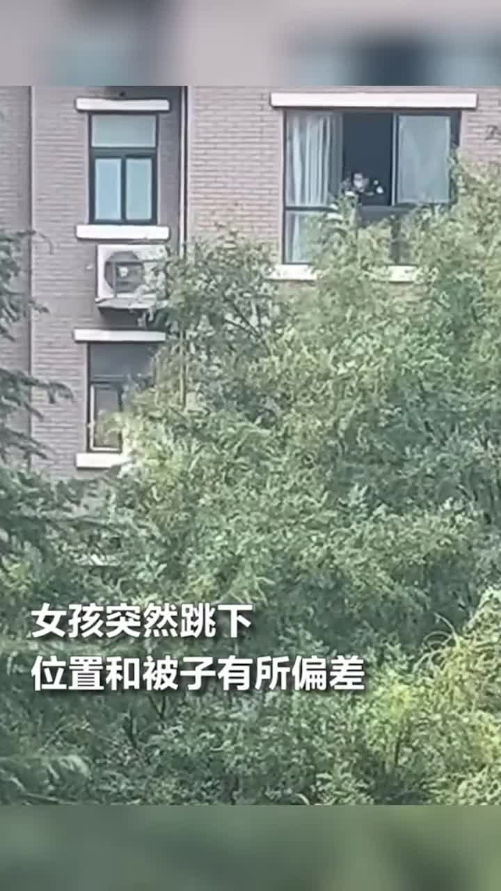 河南周口,女孩因琐事欲从五楼跳下轻生,他用自己的身体接住了跳楼女孩!