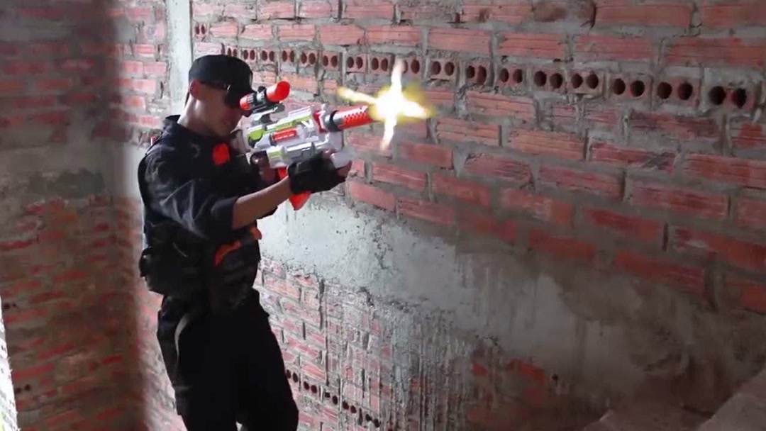 真人CS:超猛的狙击手!