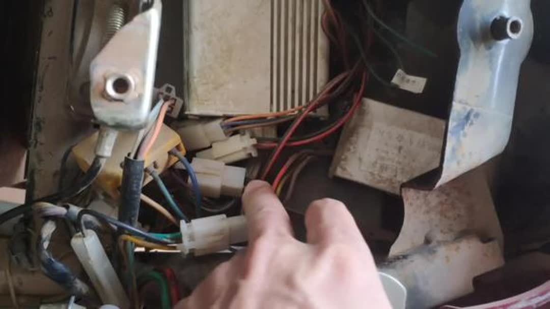 电动车大灯、喇叭、转向灯失灵,师傅2分钟解决,你学会了吗?