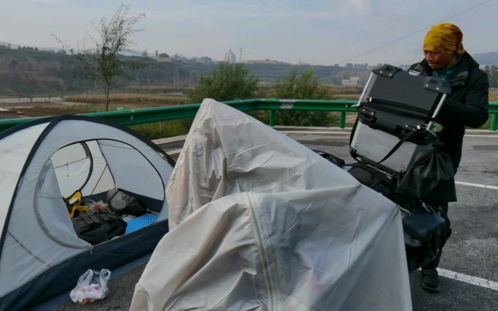 高速服务区上蹭吃一碗番薯粥,骑着小摩托高速狂跑18小时