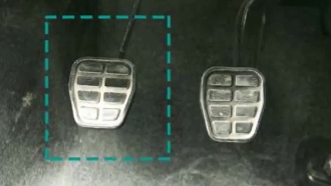 手动挡车减速时,先踩刹车还是离合器?新手千万别踩错,会出危险