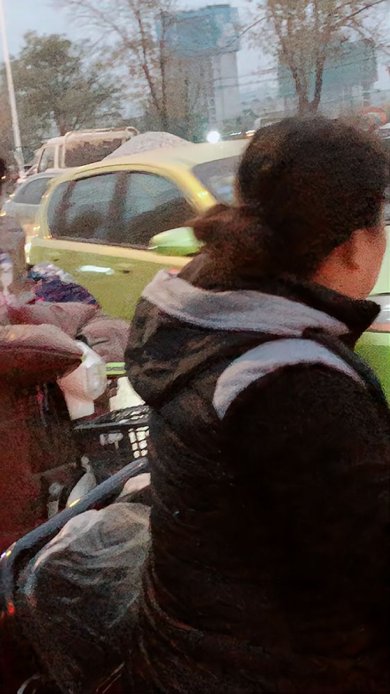 终于下班啦,大衡水的车真不少啊,一路拥堵。不知道娃在家哭了没