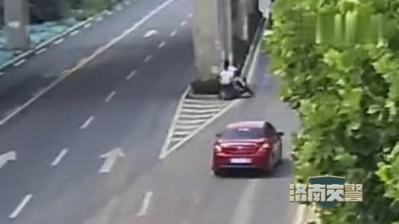 监拍:自己骑电动车撞上立柱 反赖他人撞自己后逃逸