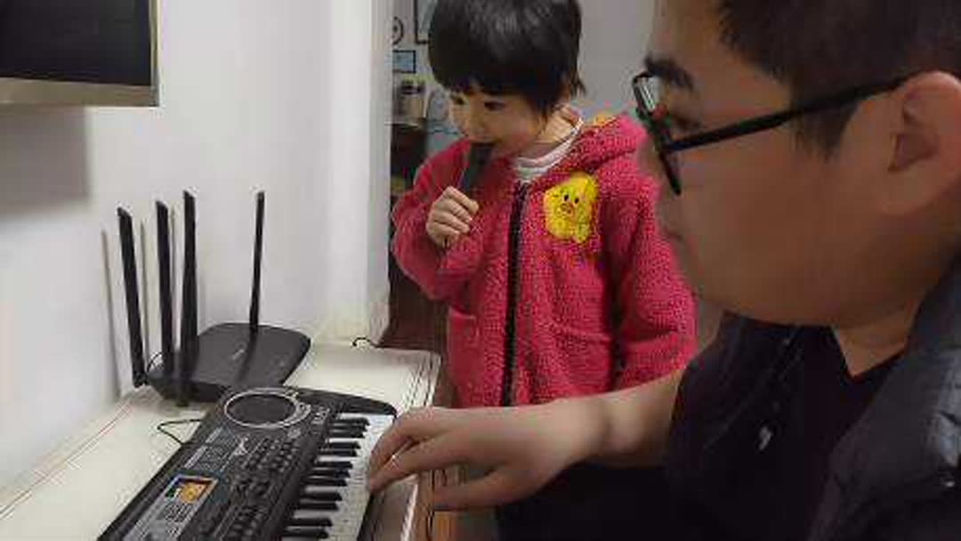 全家K歌大赛!号称音乐学院毕业的宝爸要带着女儿走上音乐道路?