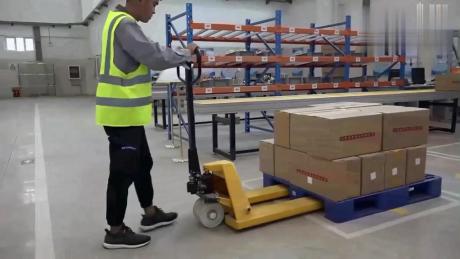 手动液压式搬运车操作演示