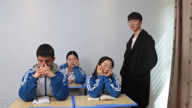学霸和学渣考试过后的反应,学渣以为必及格,结果现实打脸
