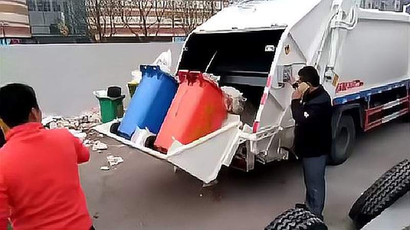 6方压缩垃圾车尾部三角斗挂2个240L垃圾桶