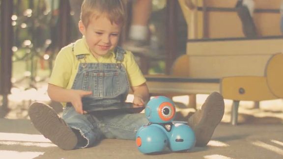 这是一款智能机器人,能让孩子学习编程技术,要是引进国内就好了