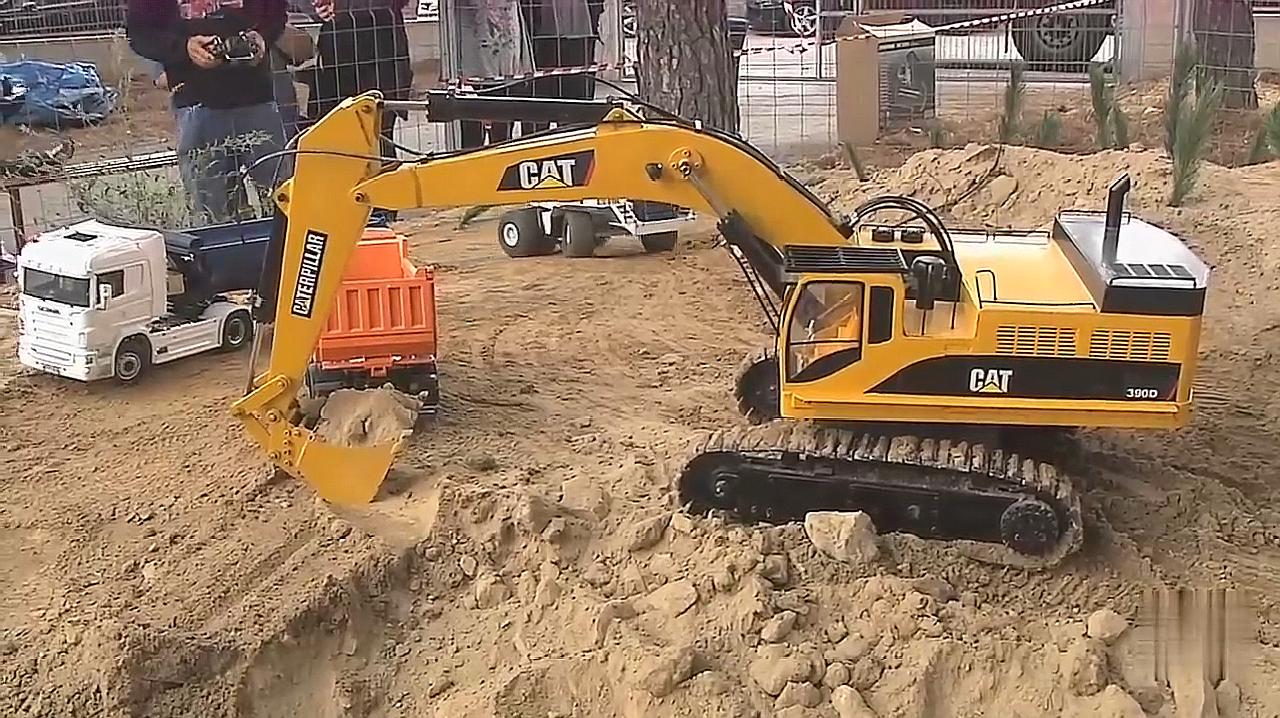 RC模型:挖掘机在沙地作业,配合卡车,真是像极了