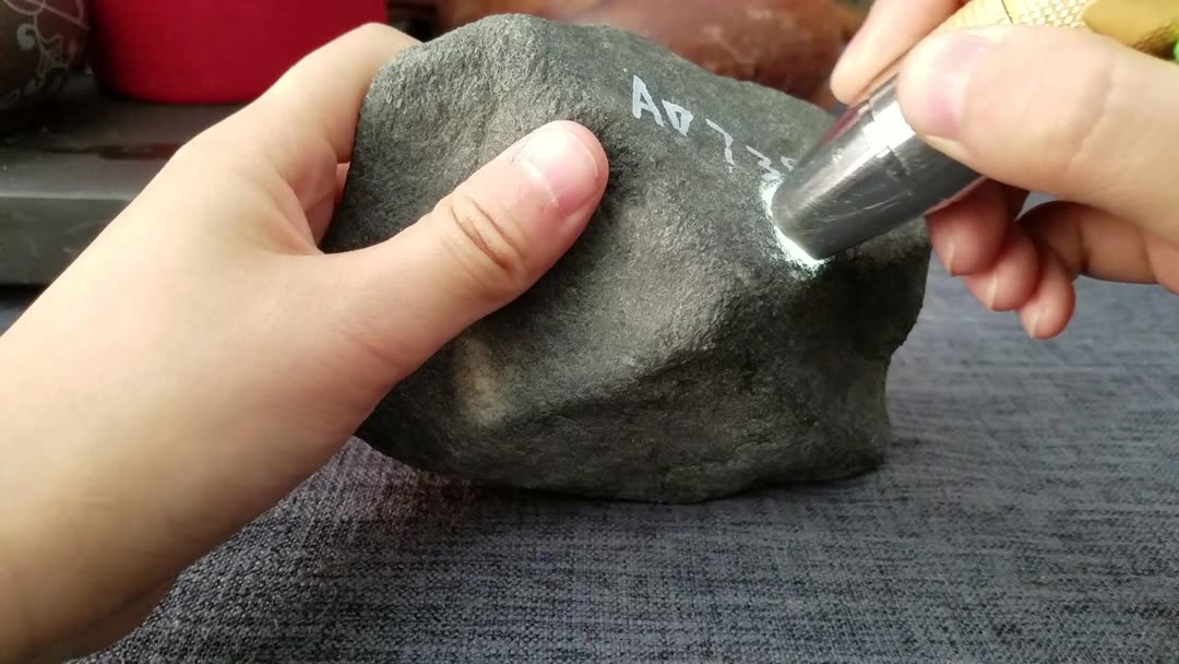 妙龄少女买来一块翡翠原石,执意要切!一刀下去吓坏切割师傅!