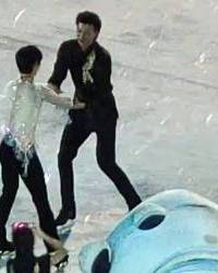 今天的#花样滑冰表演滑# 结束后，柳鑫宇又双叒叕公主抱羽生结弦了，这已经是8.0版本了吧#羽生结弦春来了好美#