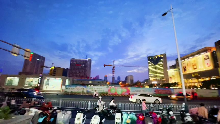 年纪大了,电话不响了,好友也越来越少了,微信成了付款工具