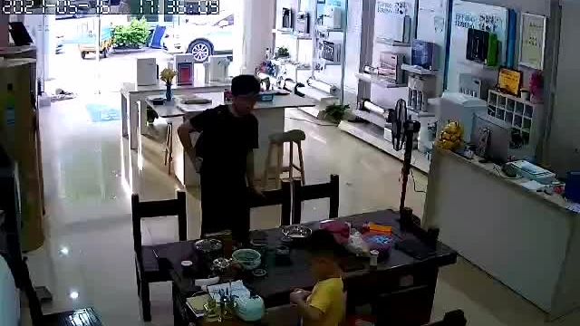 客户打电话来说你们家的小孩还挺会做生意的,叫我加你们的微信